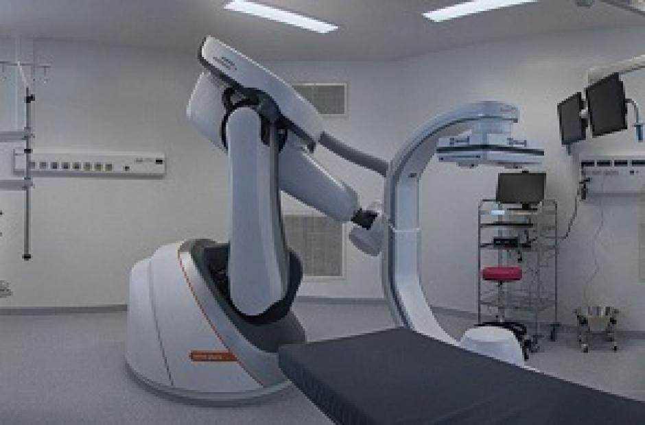 Une salle hybride dédiée à la chirurgie vasculaire complexe à l'hôpital ...